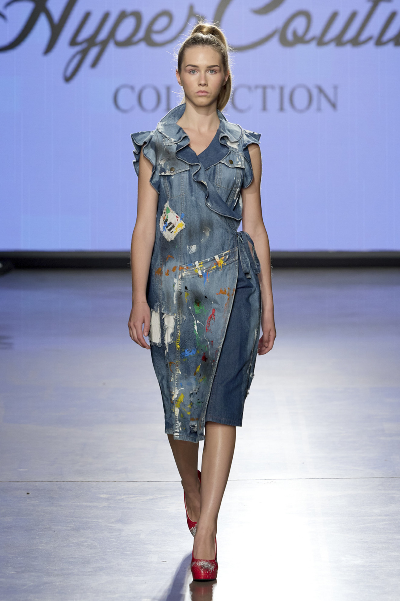 تألقي بإطلالات صيفية لافتة مع صيحة فستان الجينز العصرية - مجلة هي